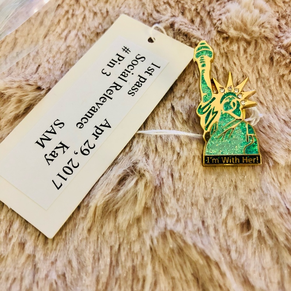 New Statue Of Liberty Pin Rare Style ! - Gem